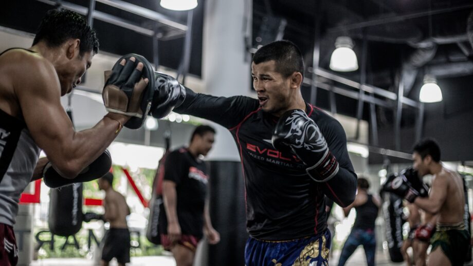 How To Set Up And Land An Overhand Right In Boxing | Evolve Daily