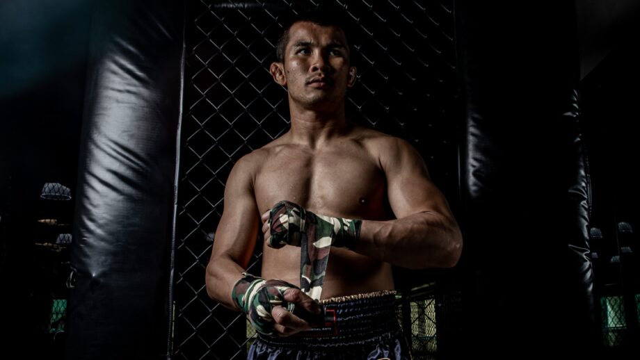 How To Wrap Your Hands For Muay Thai And Boxing | Evolve Daily